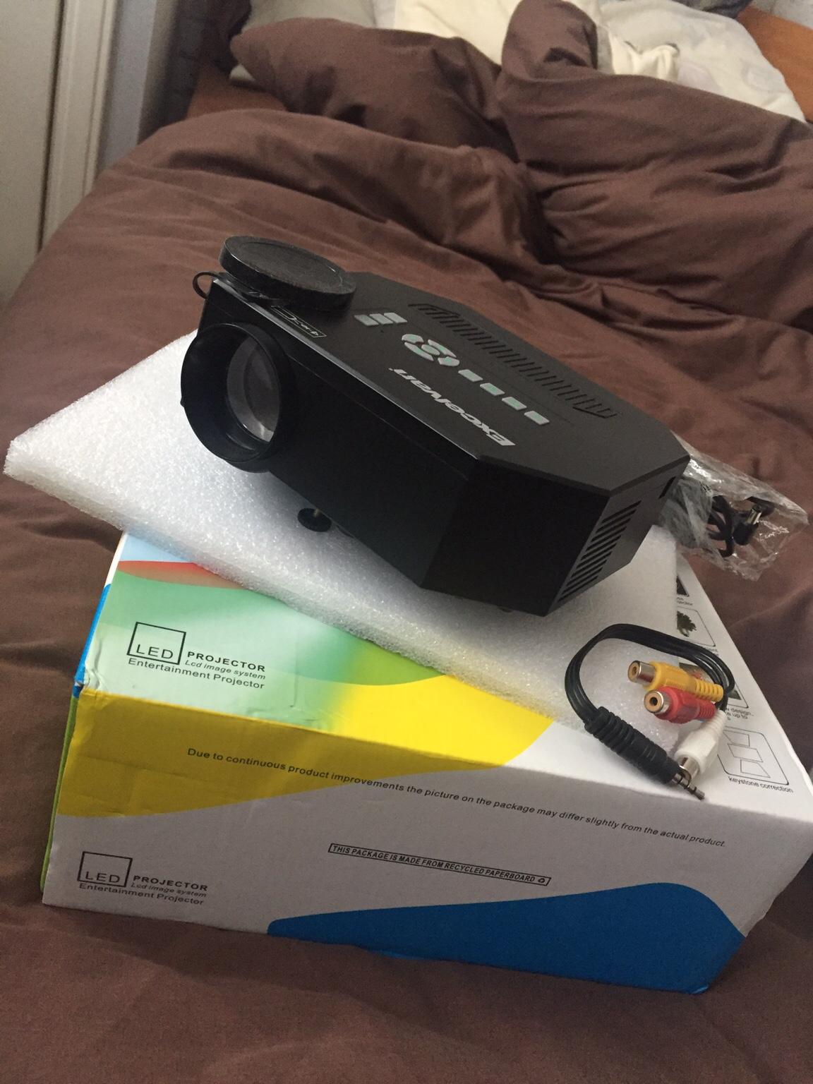 Excelvan mini full HD projector & screen in HA4 London für 60,00 £ zum ...