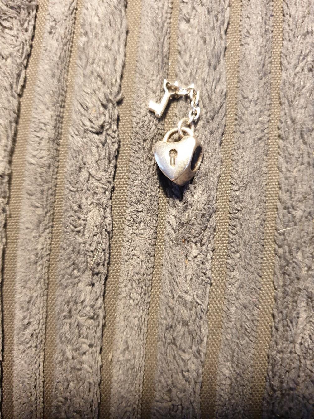 lock and key pandora charm in M34 Tameside für 10,00 £ zum Verkauf ...