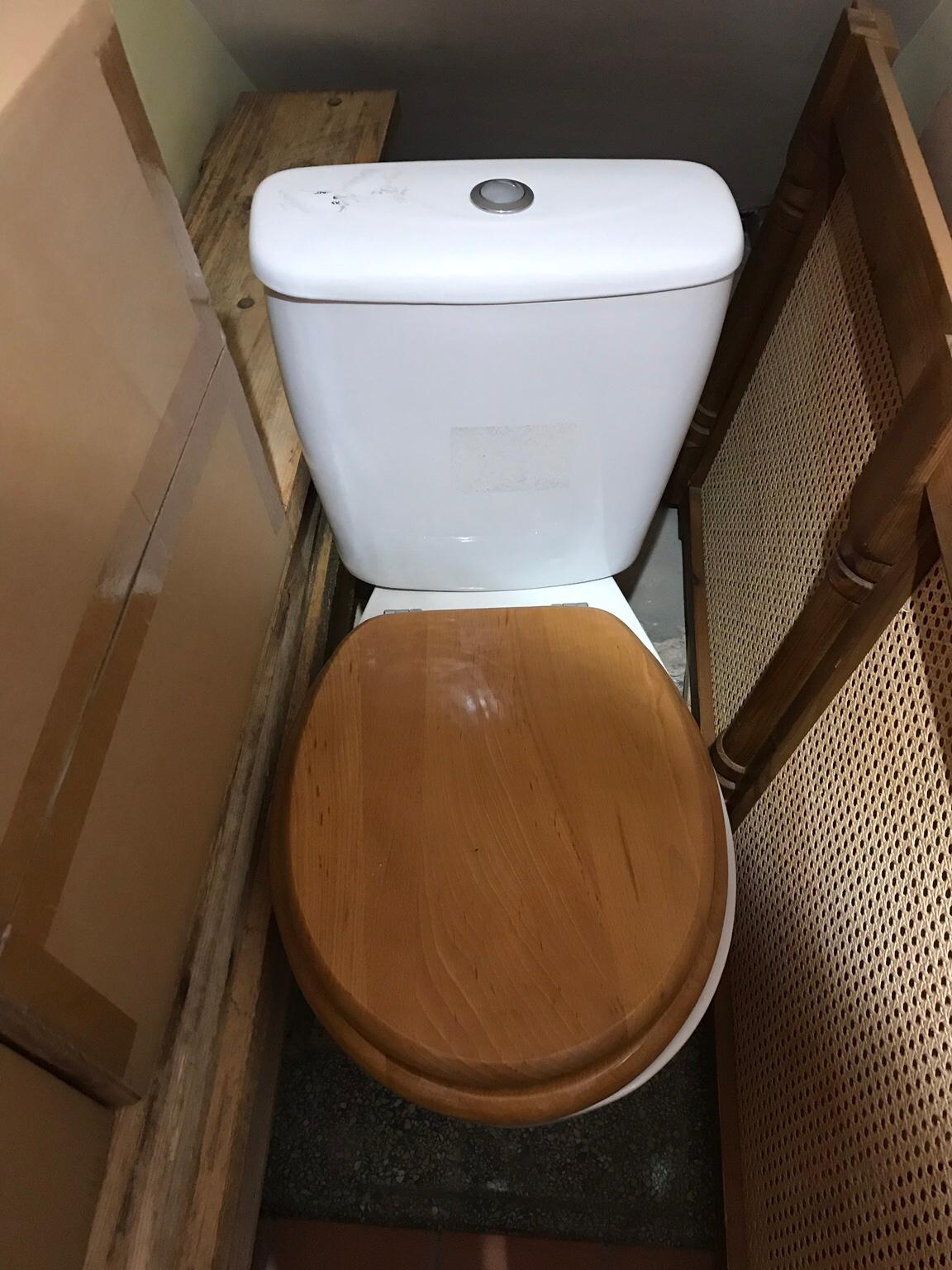 Jewson toilet and wooden seat in North West Leicestershire für 20,00 ...