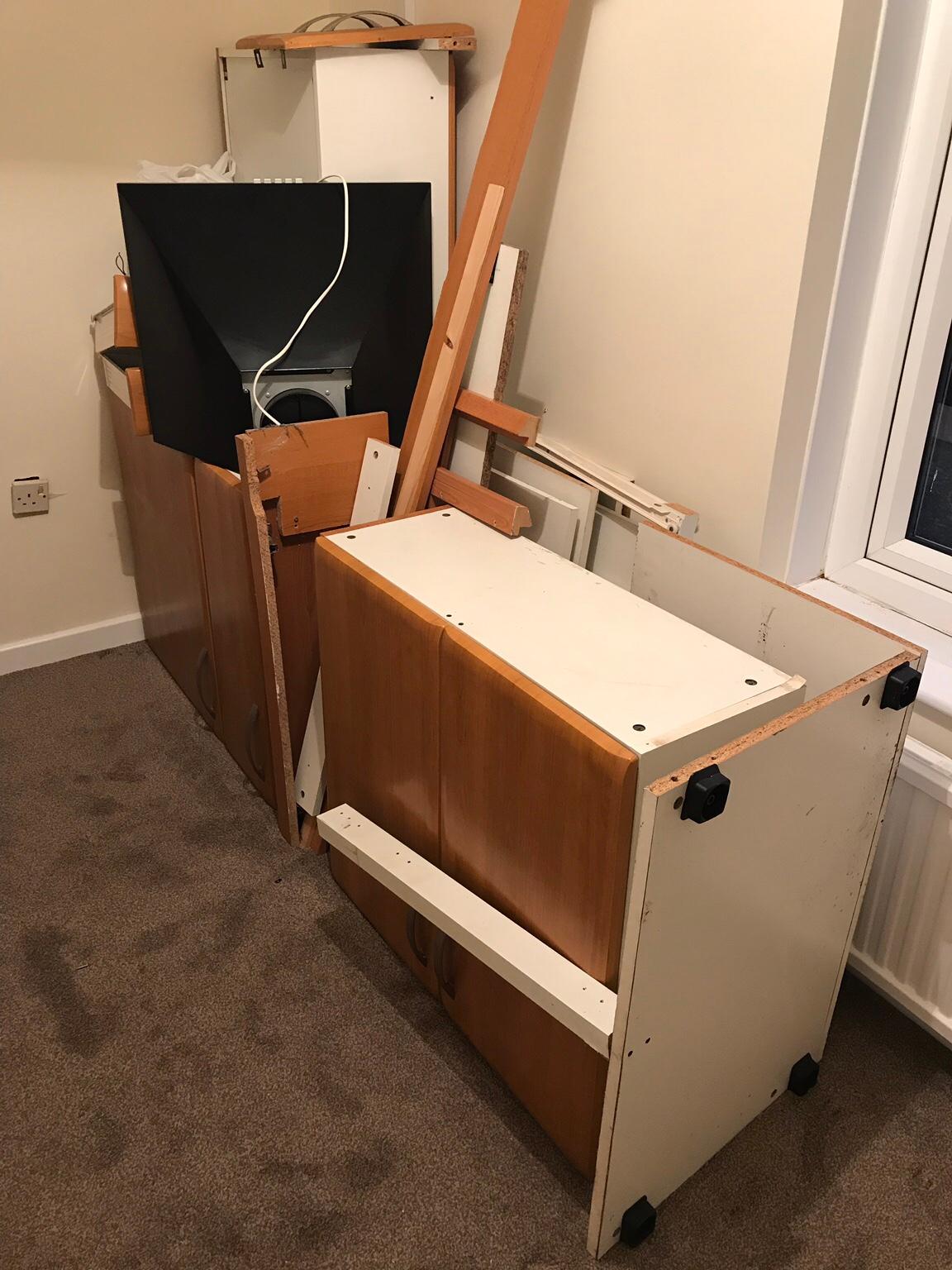 Kitchen units x6 & extractor fan in LS26 Leeds für £ 100,00 zum Verkauf ...
