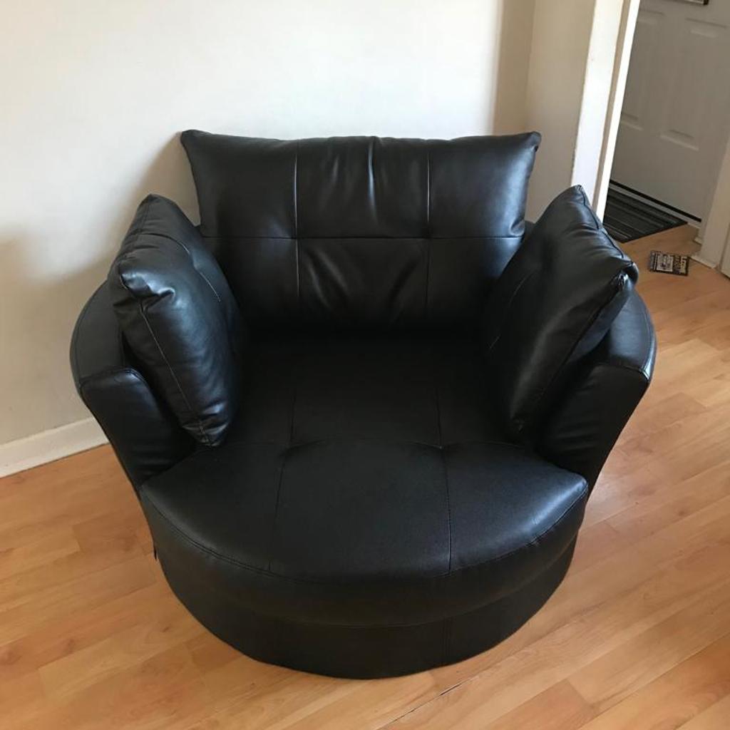 Black leather swivel/cuddle chair in M46 Wigan für 99,00 £ zum Verkauf ...