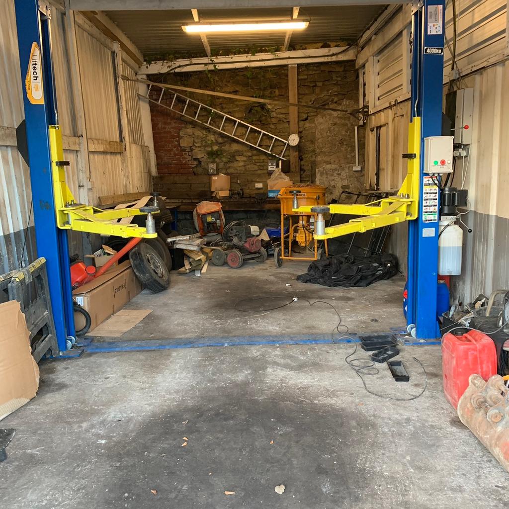 2 post car ramp lift tonne 4000kgs in Higher Woodhill for £850.00 for ...