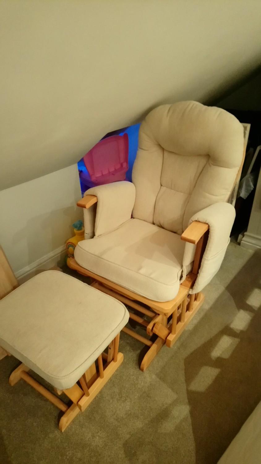 rocking chair and footstall in ME7 Gillingham für £ 50,00 zum Verkauf ...