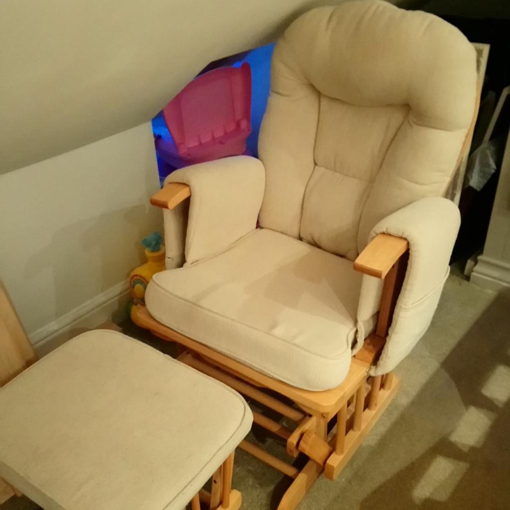 rocking chair and footstall in ME7 Gillingham für £ 50,00 zum Verkauf ...