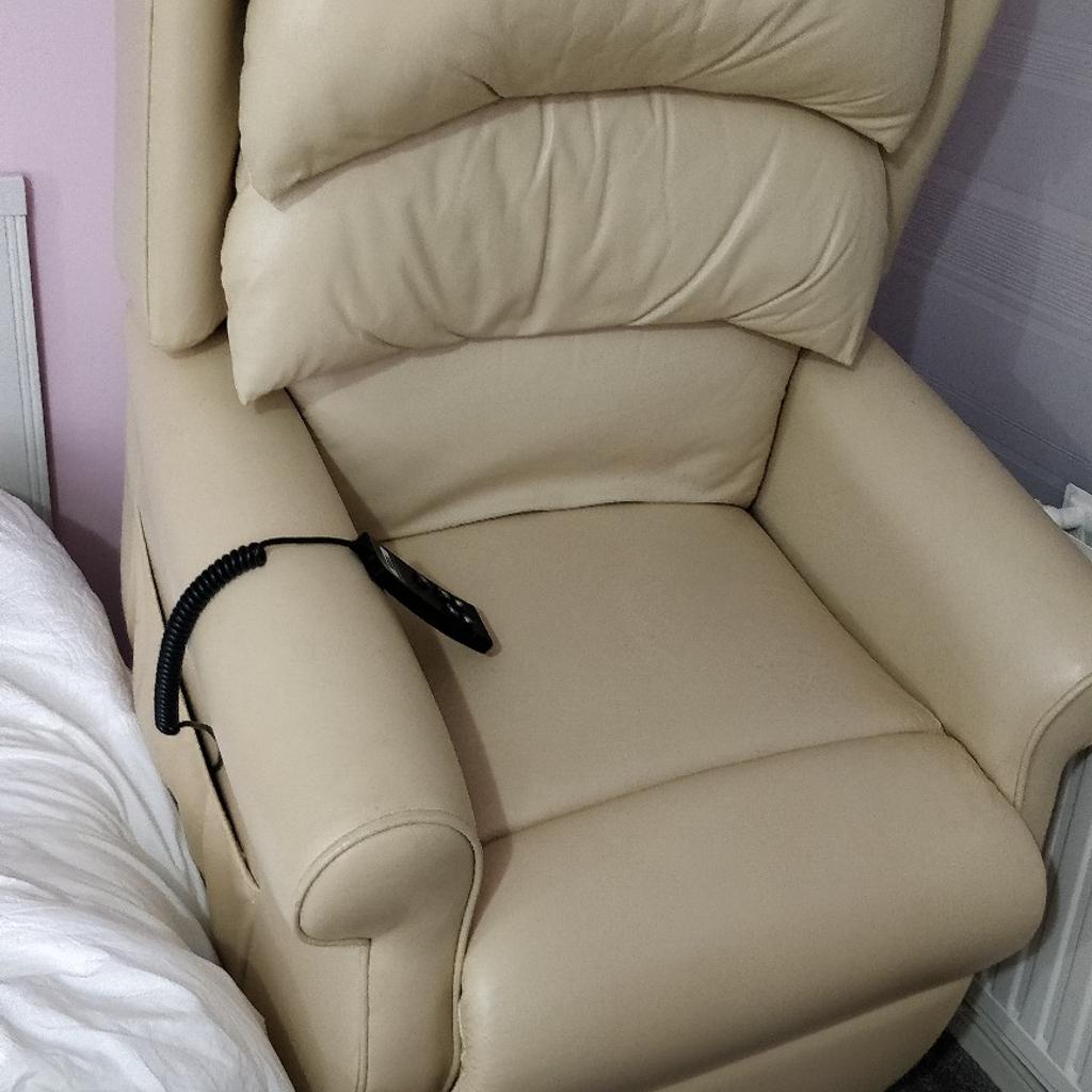 HSL leather riser - recliner chair in IG1 Redbridge für 150,00 £ zum ...