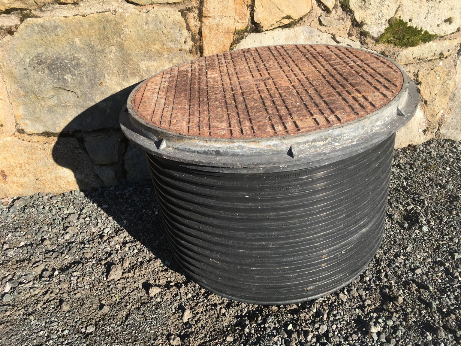 Cast iron manhole cover & chamber riser in LL11 Bwlchgwyn für 30,00 ...