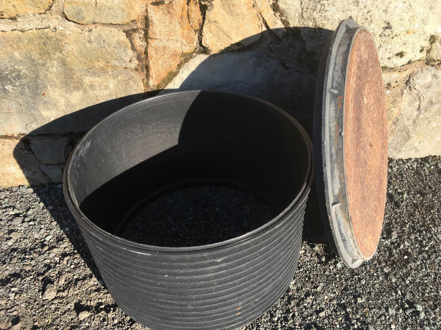 Cast iron manhole cover & chamber riser in LL11 Bwlchgwyn für 30,00 ...
