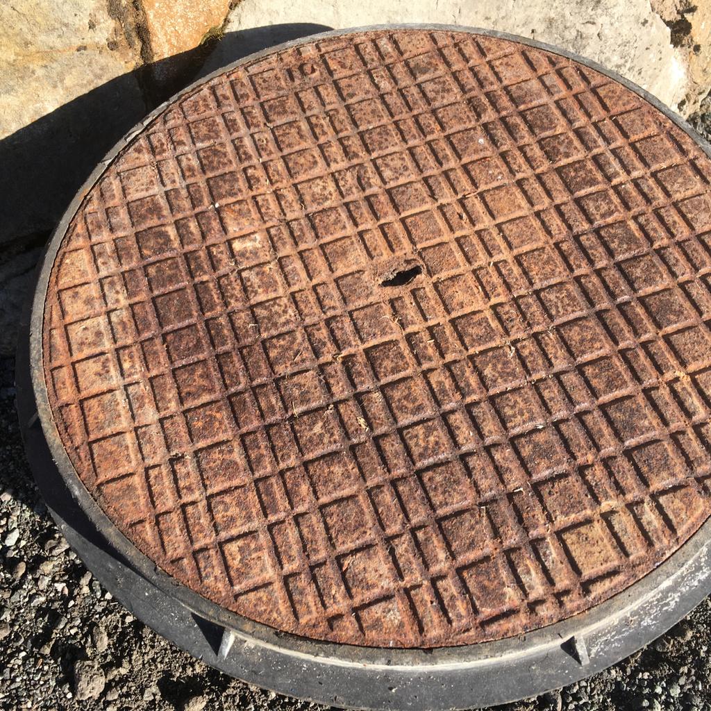 Cast iron manhole cover & chamber riser in LL11 Bwlchgwyn für 30,00 ...
