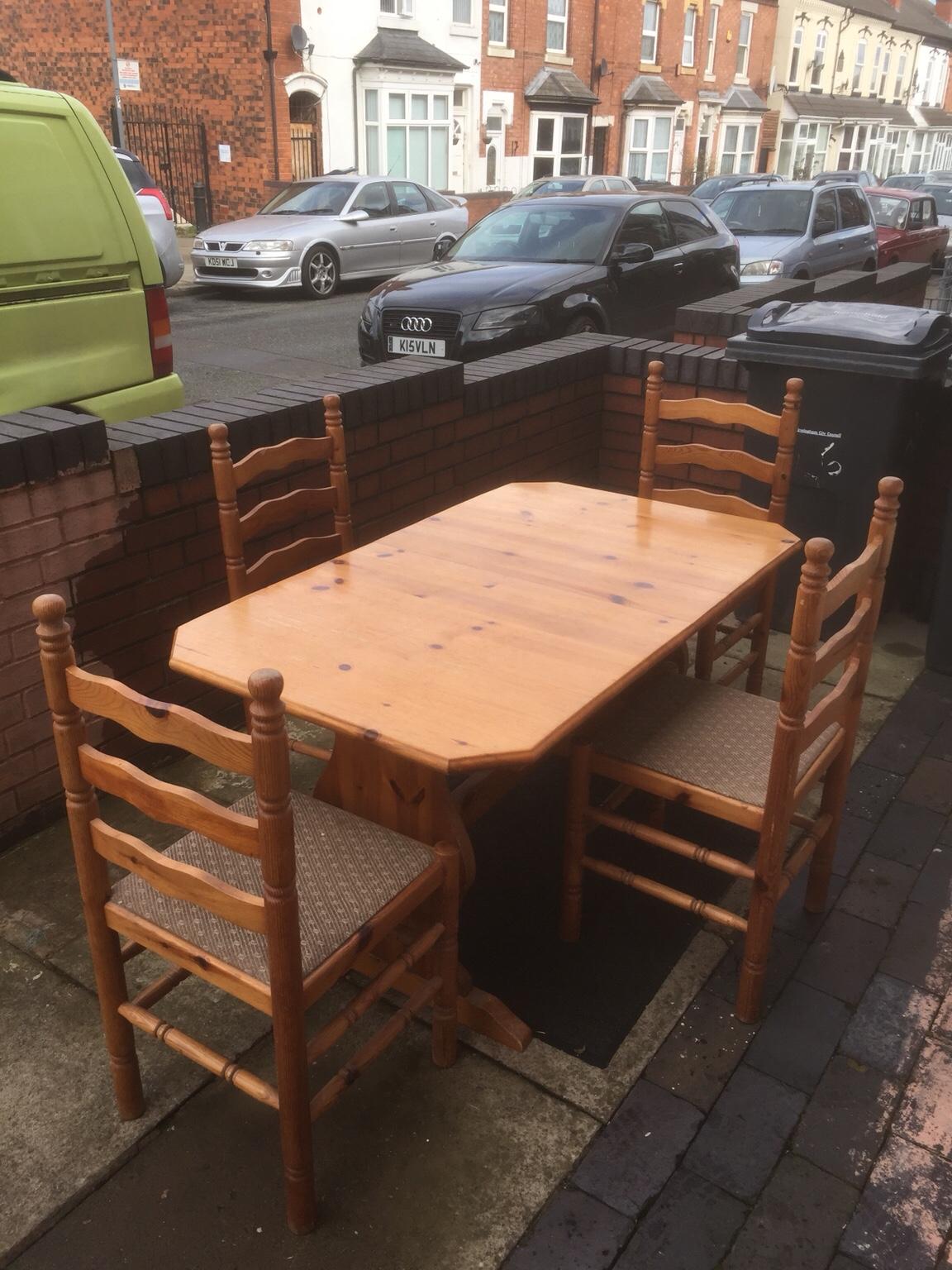 Solid extendable dining table with 4 chairs in B6 Birmingham für £ 65 ...