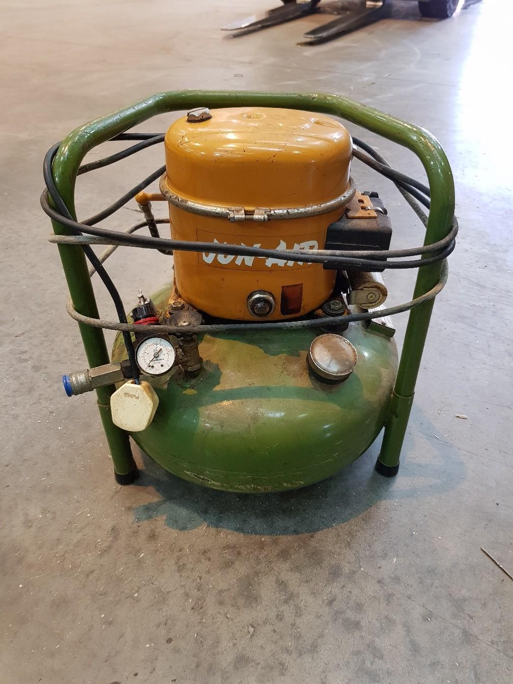 Jun Air silent air compressor and Senco guns in Lower Darwen für 120,00 ...