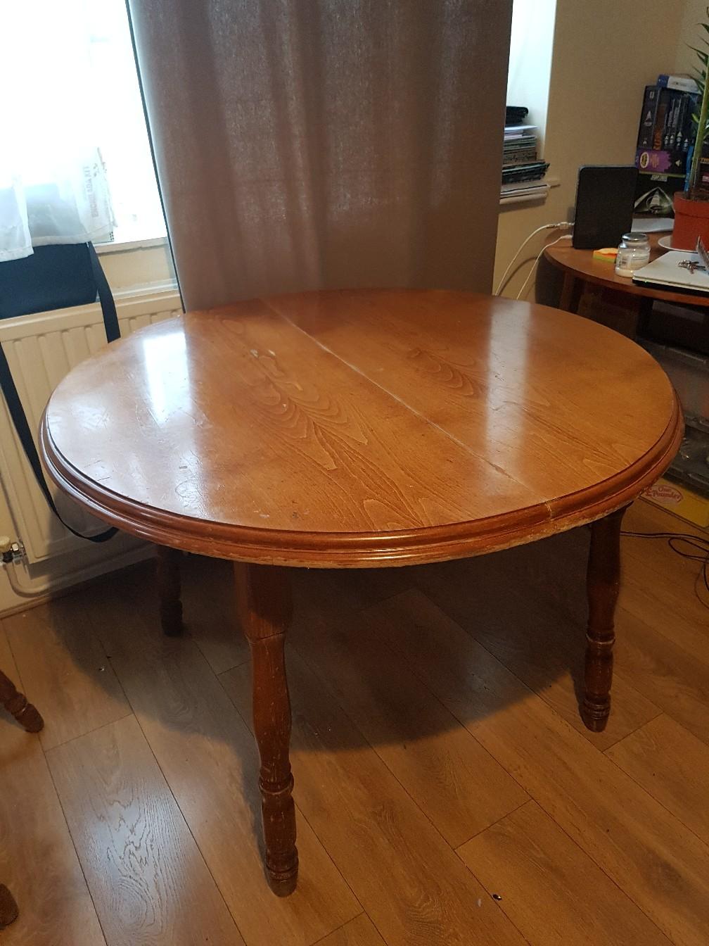 Large, solid wood round dining table in E13 London für £ 15,00 zum ...