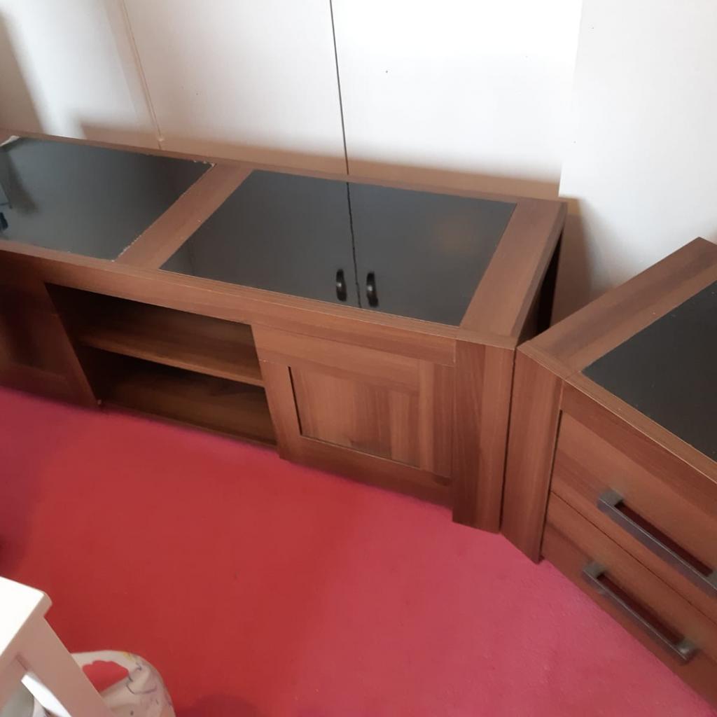 TV unit and 2 sets of draw units in Madeley für £ 60,00 zum Verkauf ...