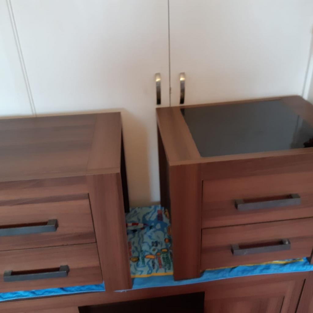 TV unit and 2 sets of draw units in Madeley für £ 60,00 zum Verkauf ...