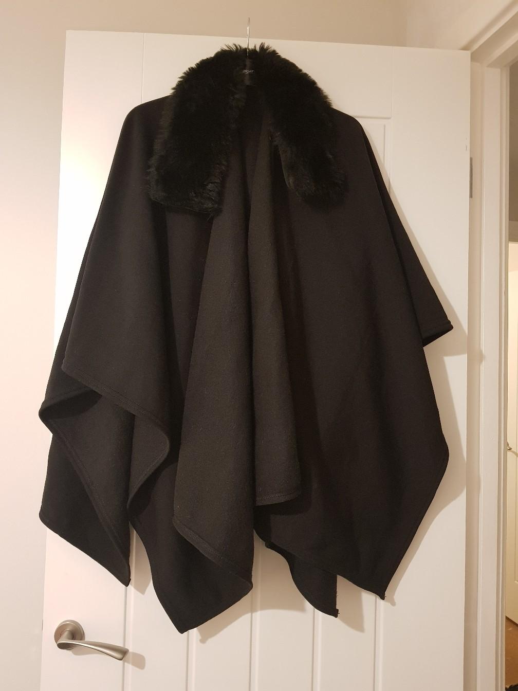 Black cape with detachable fur collar in SS16 Basildon für 6,00 £ zum ...