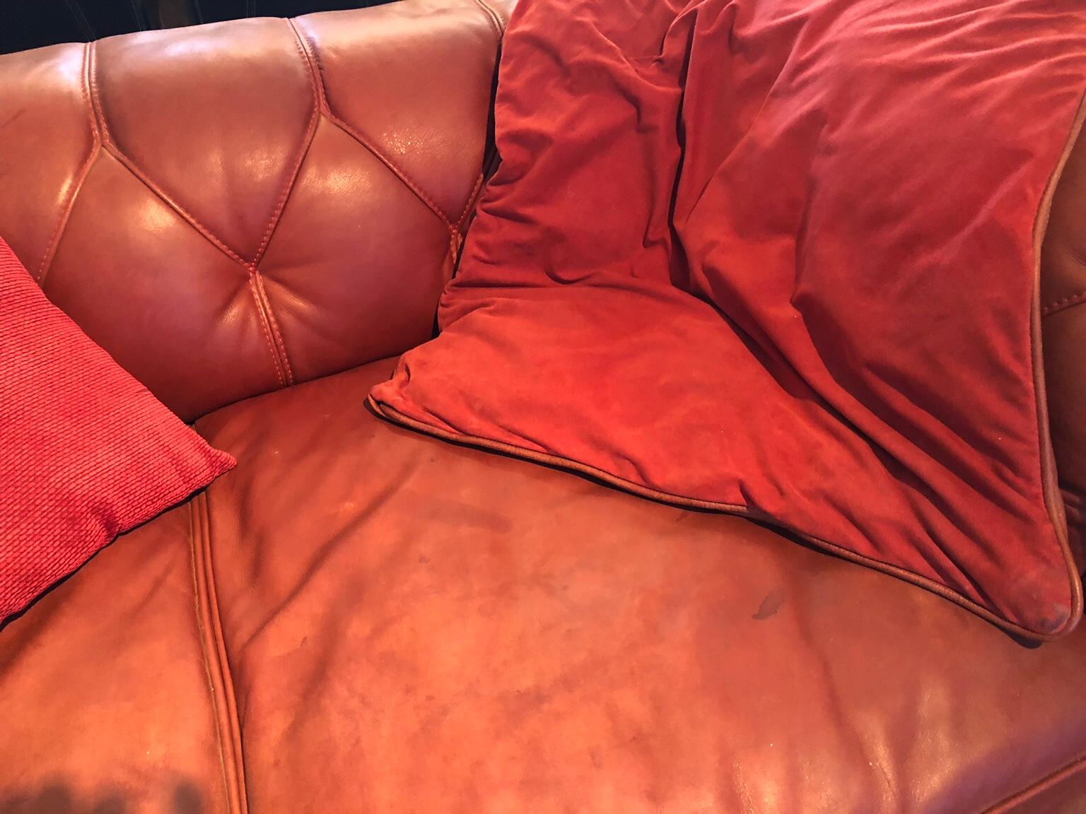 4 and 3 seater leather DFS Sofa with Ottoman in SE25 Croydon für 200,00 ...
