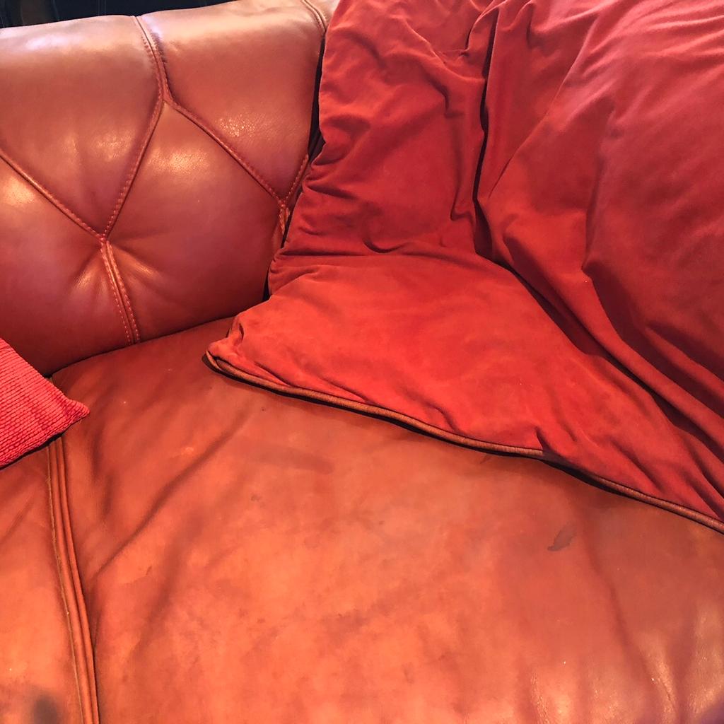 4 and 3 seater leather DFS Sofa with Ottoman in SE25 Croydon für 200,00 ...