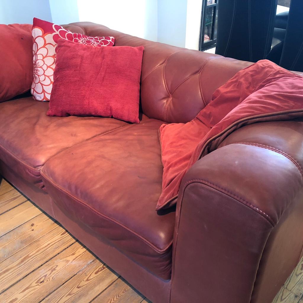 4 and 3 seater leather DFS Sofa with Ottoman in SE25 Croydon für 200,00 ...