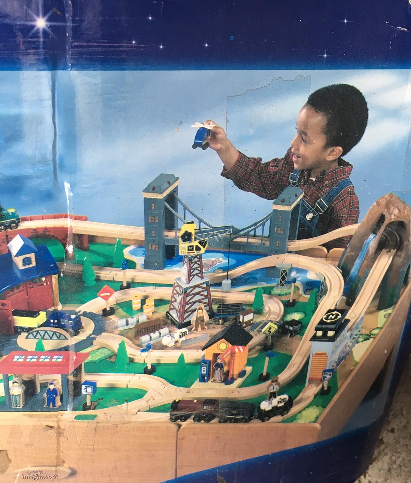 Train table with wooden train set in Knowsley für 30,00 £ zum Verkauf ...