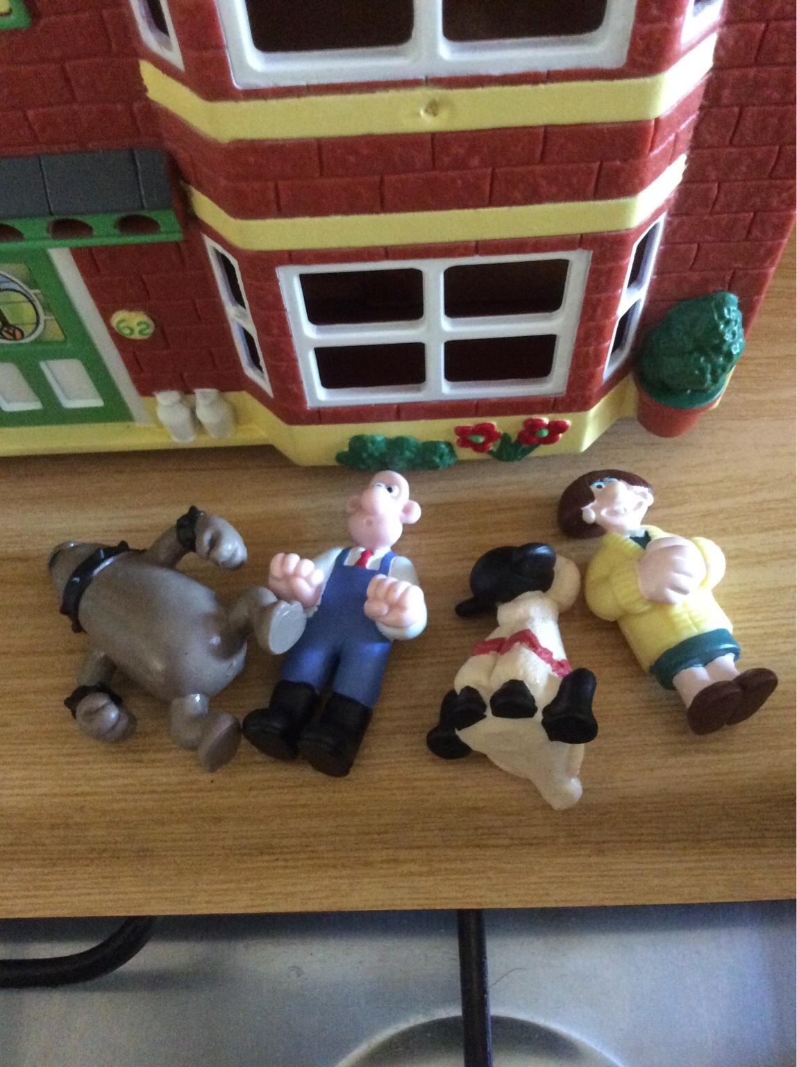 Wallace & Gromit Playhouse & figures in ST5-Lyme für 10,00 £ zum ...