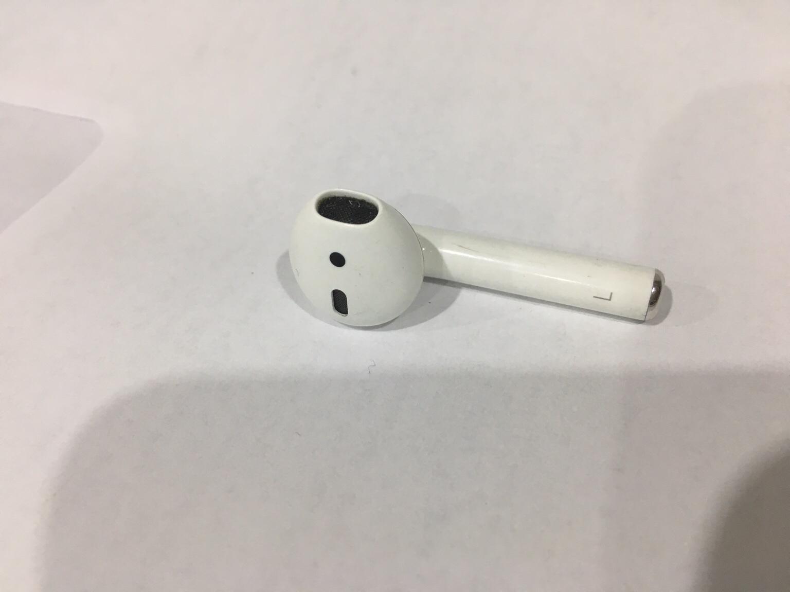 Left AirPod in W12 London für 60,00 £ zum Verkauf | Shpock DE