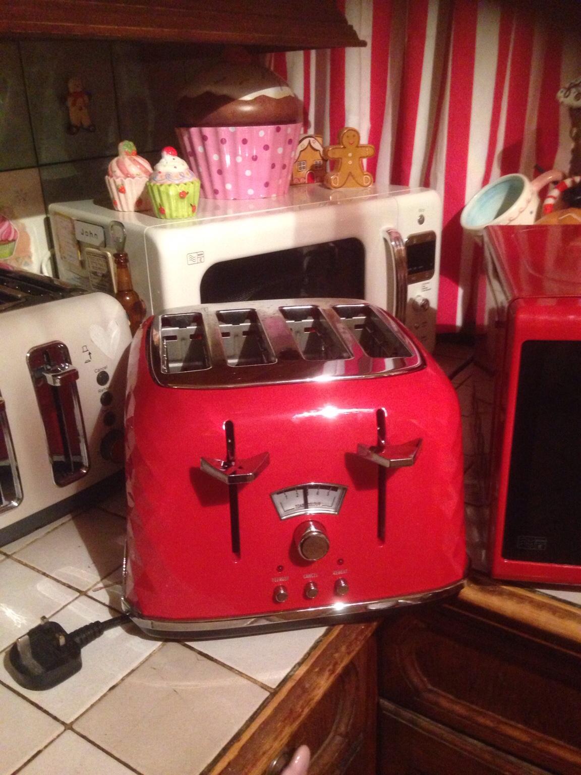 Red microwave and toaster cost£125 in Wolverhampton für 25,00 £ zum ...