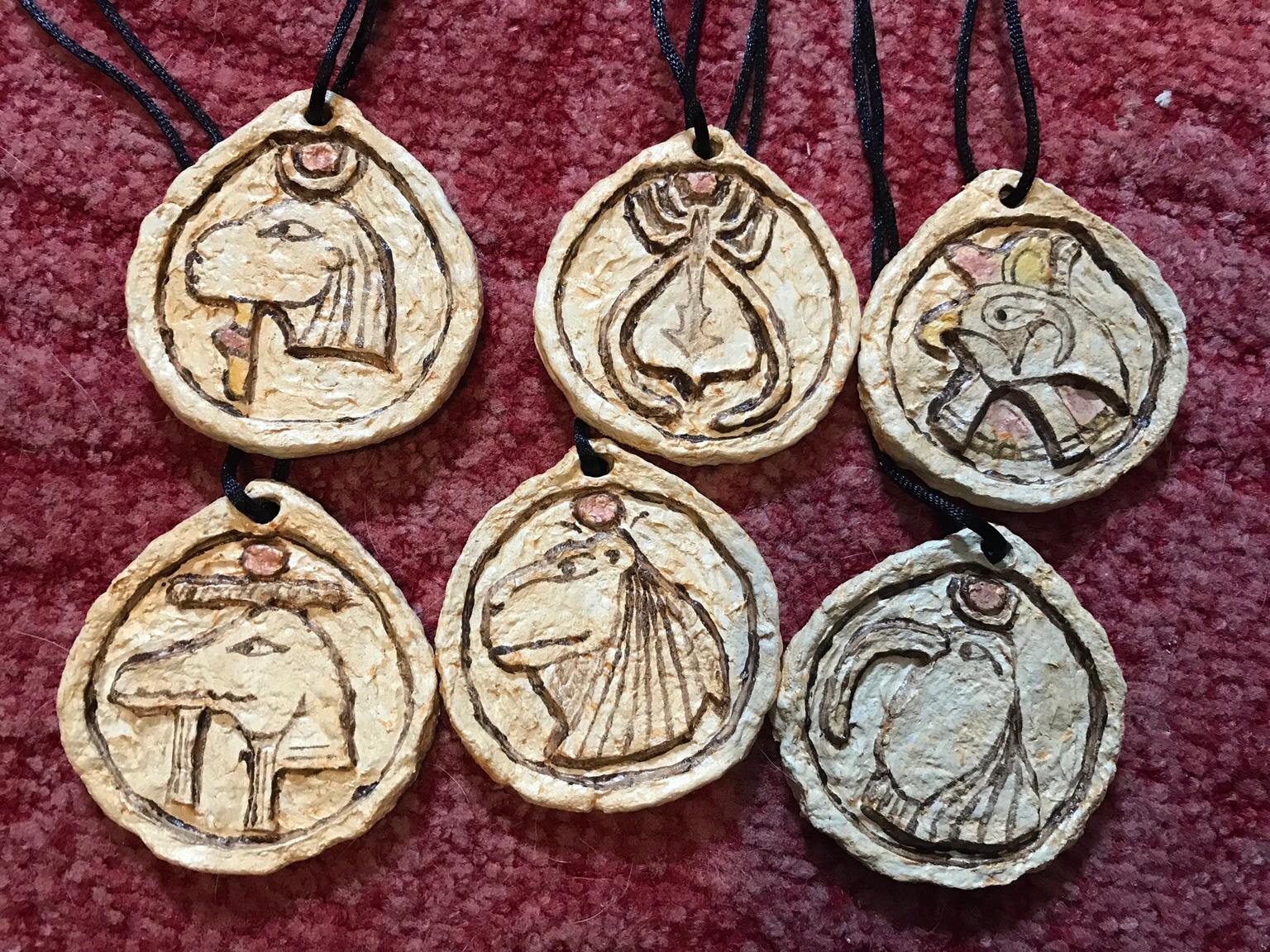 House of anubis x6 amulets in West Lindsey für 15,00 £ zum Verkauf ...