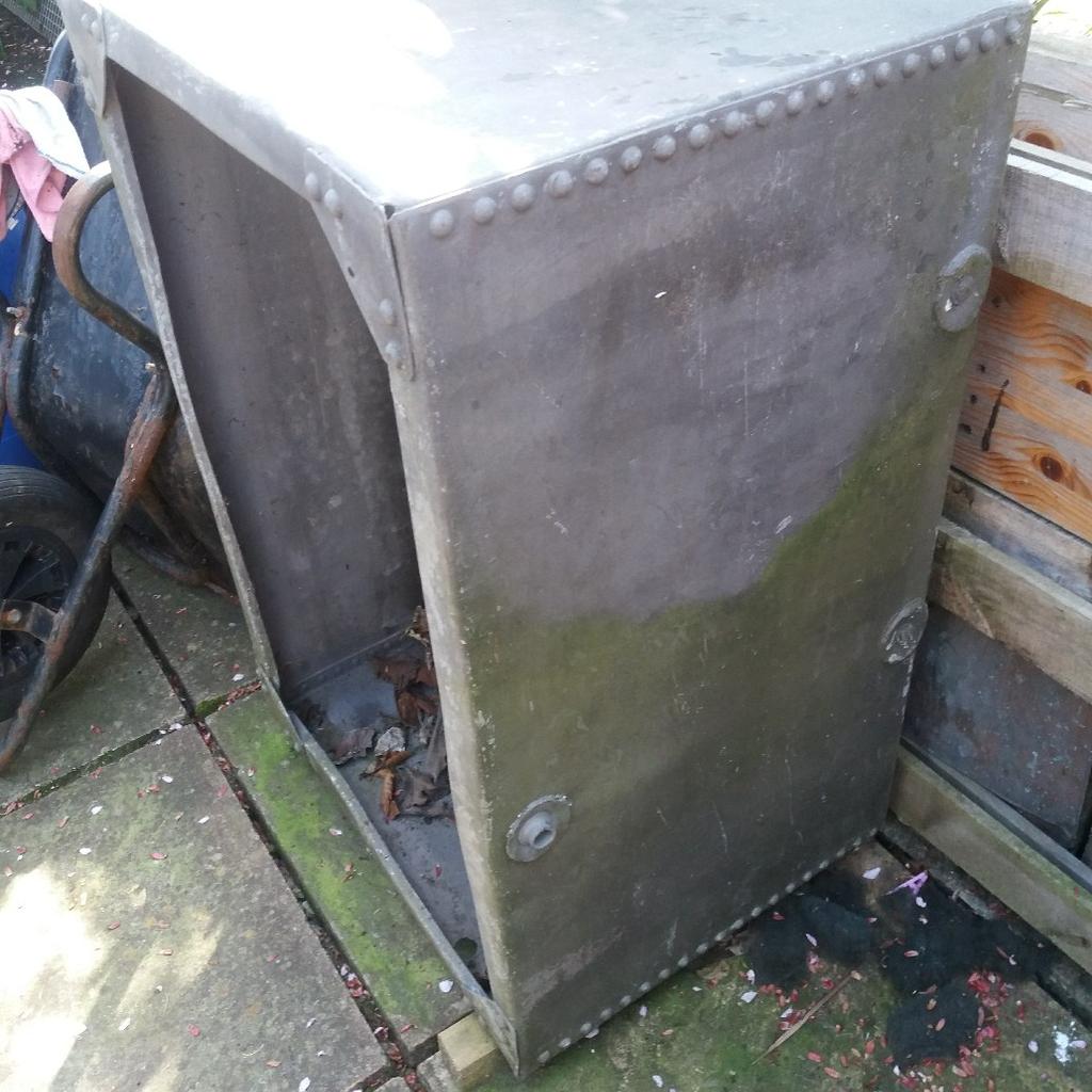 Galvanised 1920s riveted water tank. in CH8 Holywell für 80,00 £ zum ...
