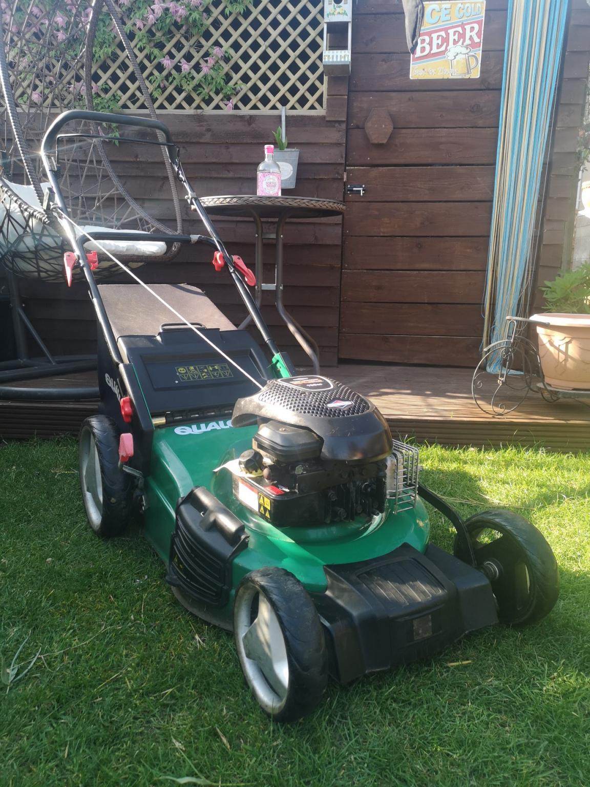 Qualcast Briggs & Stratton Petrol Mower in CF81 Bargoed für 100,00 ...