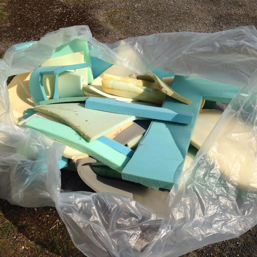 FREE scrap foam off cuts in DY5 Dudley für gratis zum Verkauf | Shpock AT
