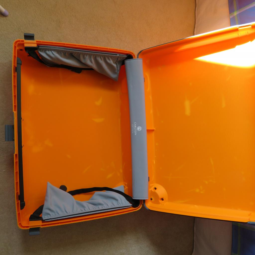2 x Carlton hard shell orange suitcases in ME15 Maidstone für £ 60,00 ...