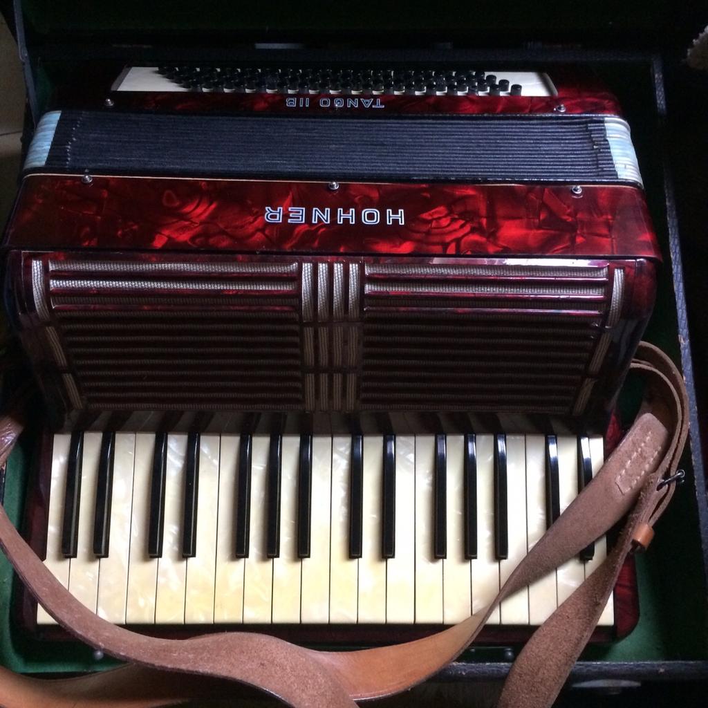 Hohner TANGO II B Chromatisches Akkordeon in 88287 Grünkraut für 250,00 ...