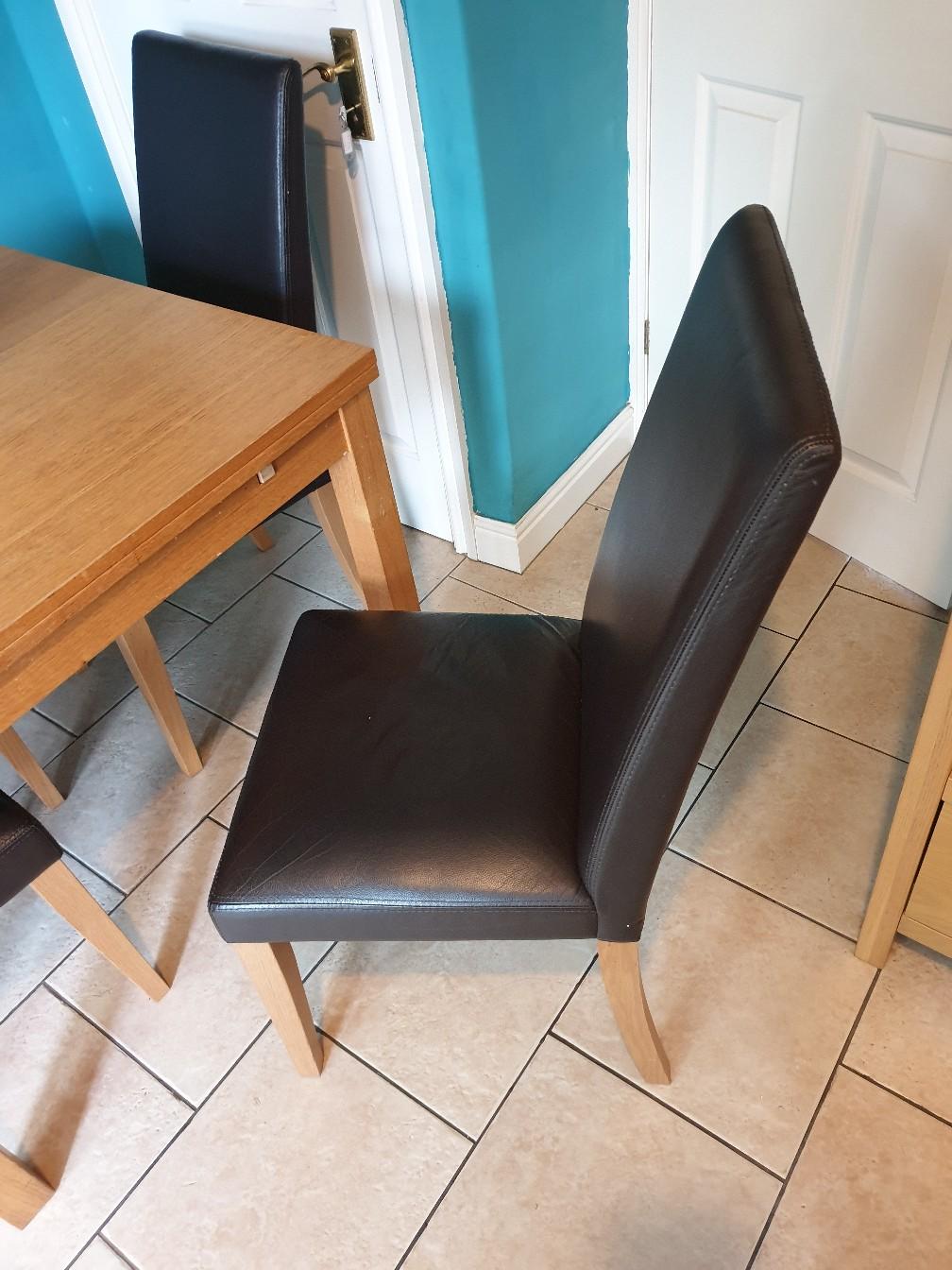 oak dining table and leather chairs in SK6 Stockport für 60,00 £ zum ...