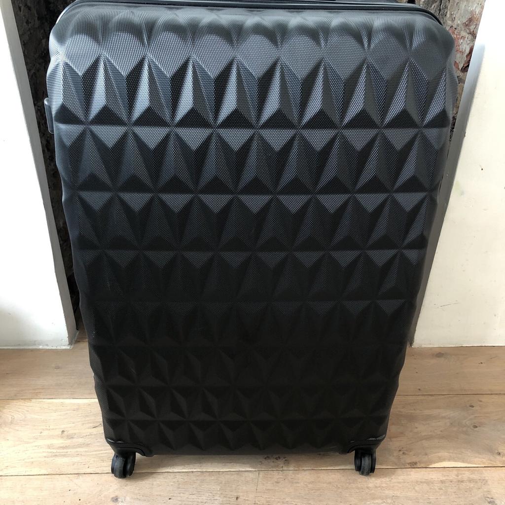 Extra large hard shell suitcase in SW2 Lambeth für £ 25,00 zum Verkauf ...