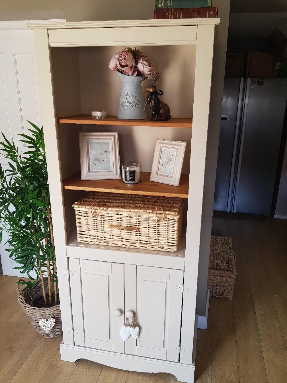 LARGE DISPLAY UNIT/BOOKCASE IN CREAM in Wakefield für 130,00 £ zum ...