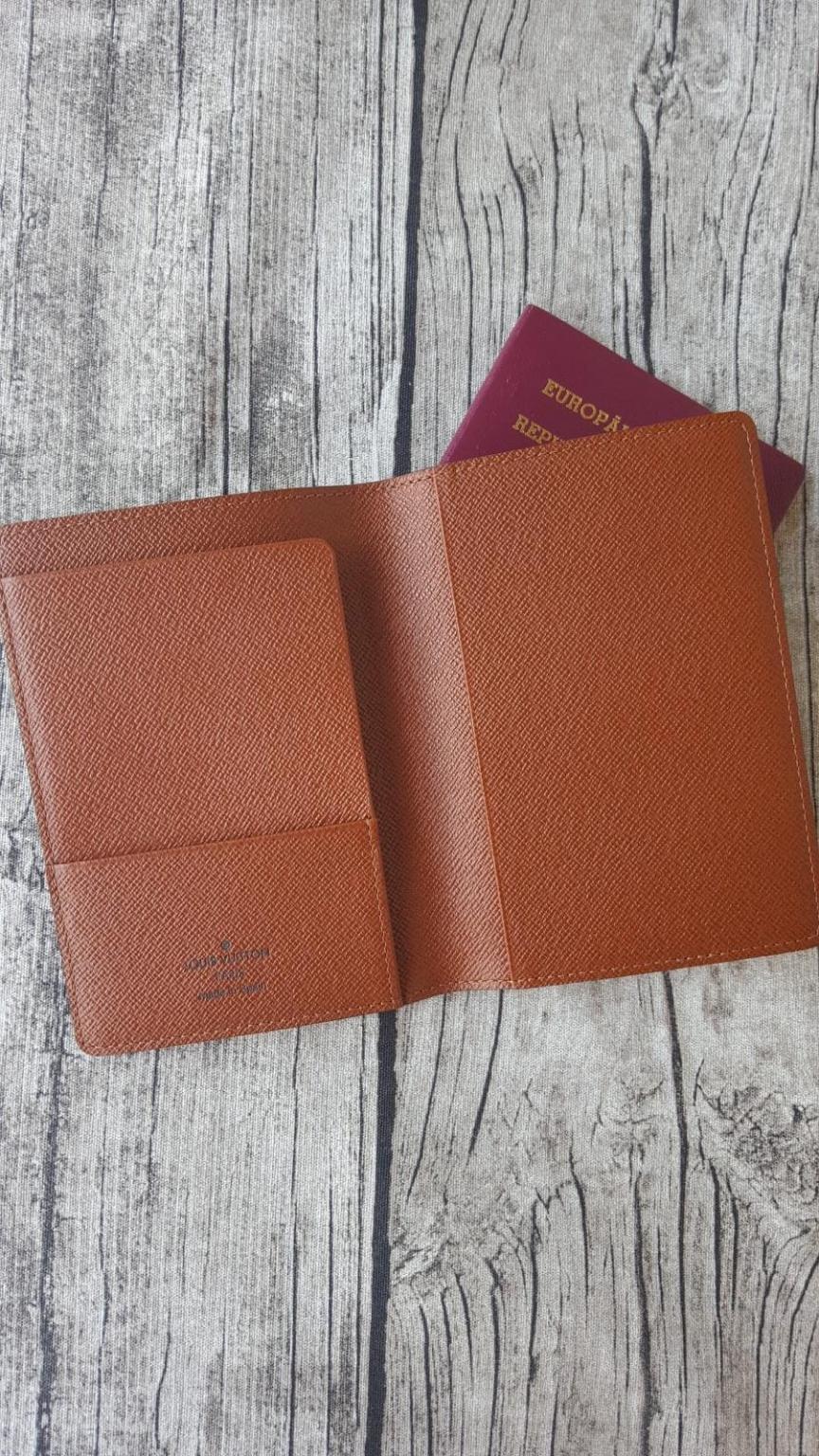 Wunderschöne Reisepasshülle Louis Vuitton Fotos