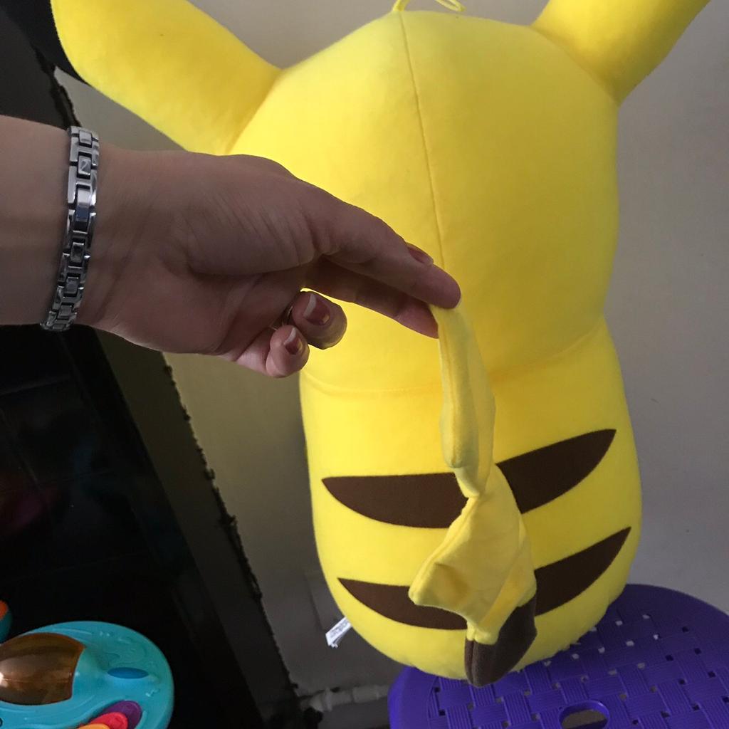 Pokemon Pikachu Plush Large Toy in E2 London für 10,00 £ zum Verkauf ...