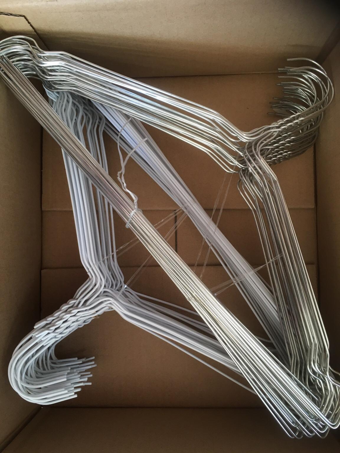 50 wire hangers, new / unused in NW3 London für 6,00 £ zum Verkauf ...