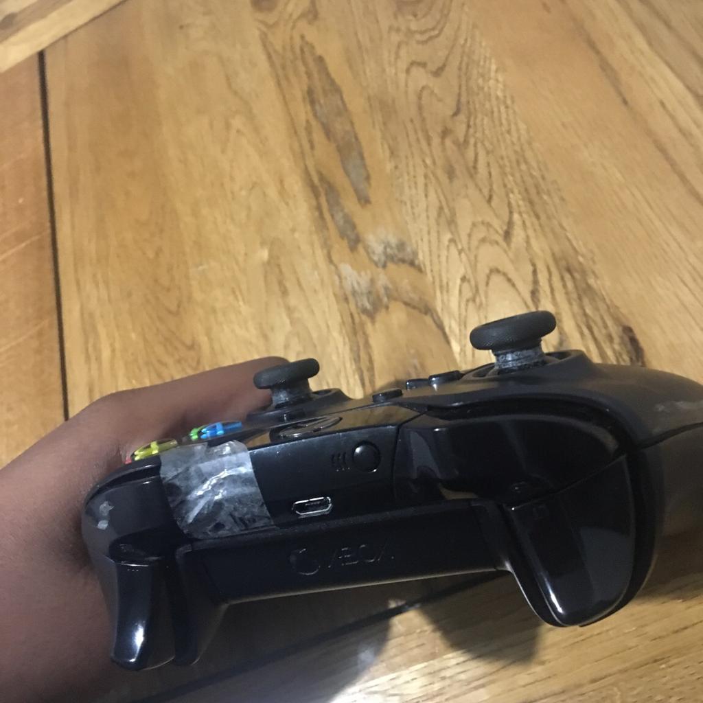 Xbox one Black controller (some faults in LU1 Luton für £ 10,00 zum ...