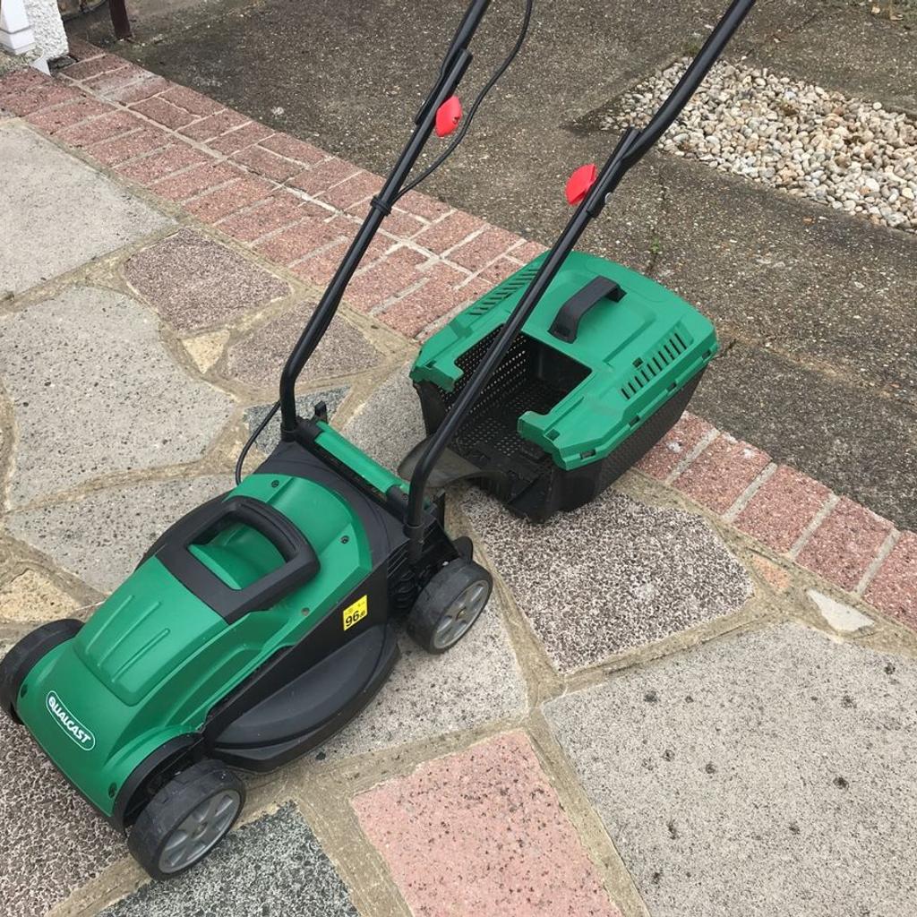 Qualcast 1200w Electric Rotary Lawn Mower in SM7 Banstead für 35,00 ...
