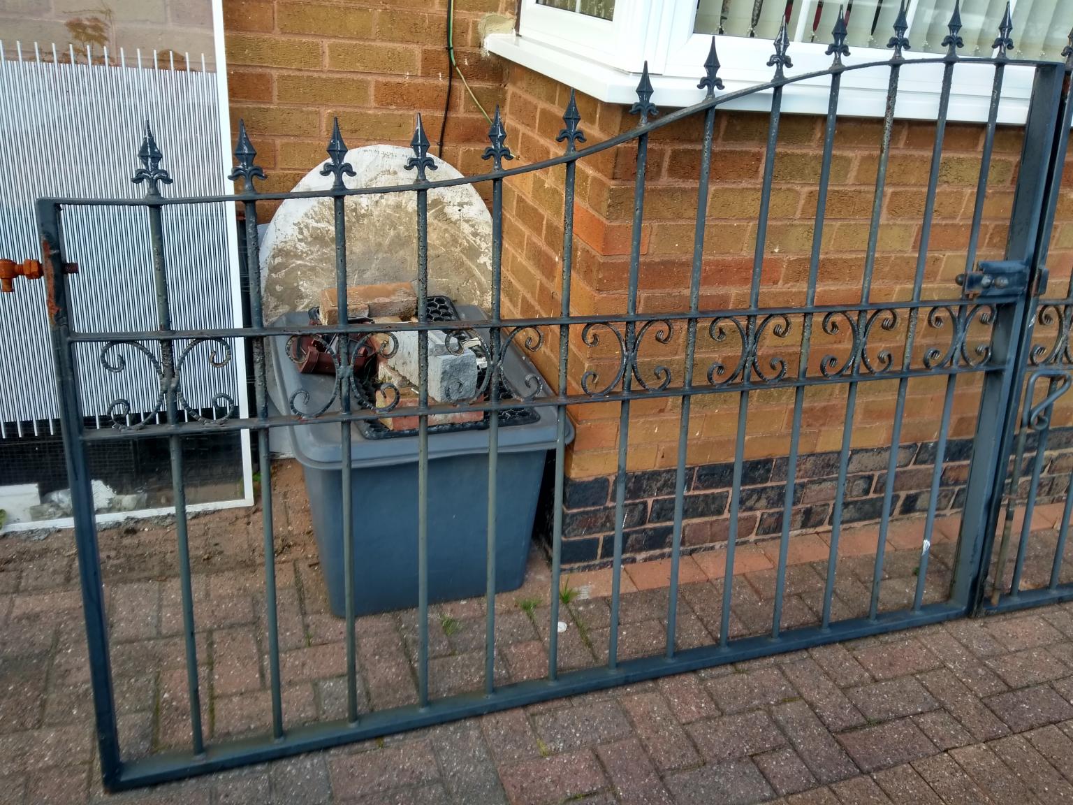 WROUGHT IRON GATES in B77 Tamworth für £ 50,00 zum Verkauf | Shpock AT