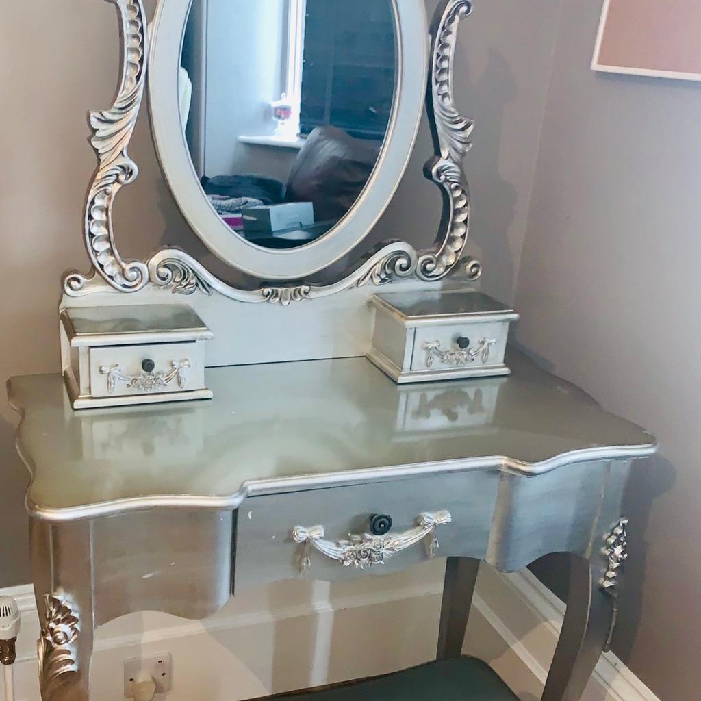 Beautiful Silver Dressing Table + Stool Set in SE12 London für 100,00 ...