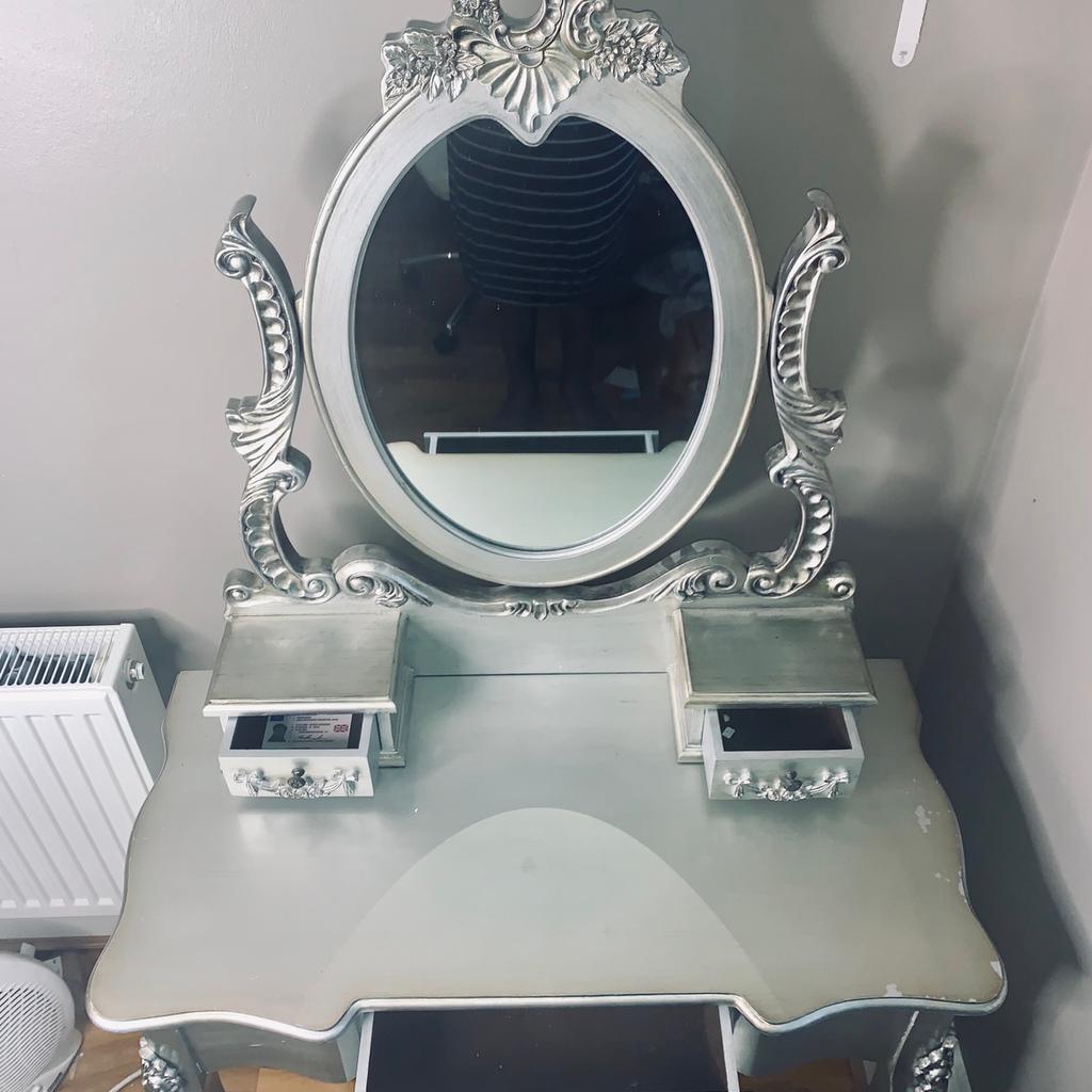 Beautiful Silver Dressing Table + Stool Set in SE12 London für 100,00 ...