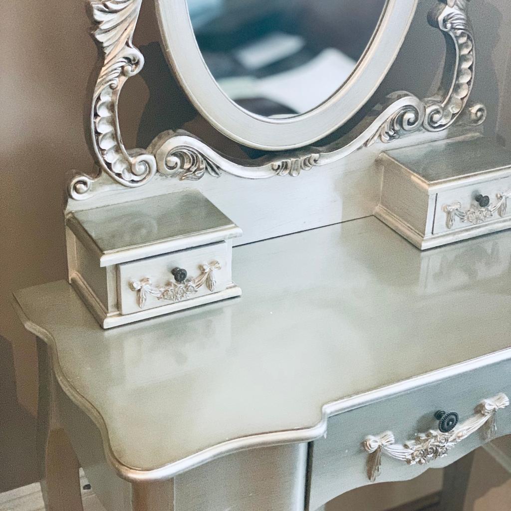 Beautiful Silver Dressing Table + Stool Set in SE12 London für 100,00 ...