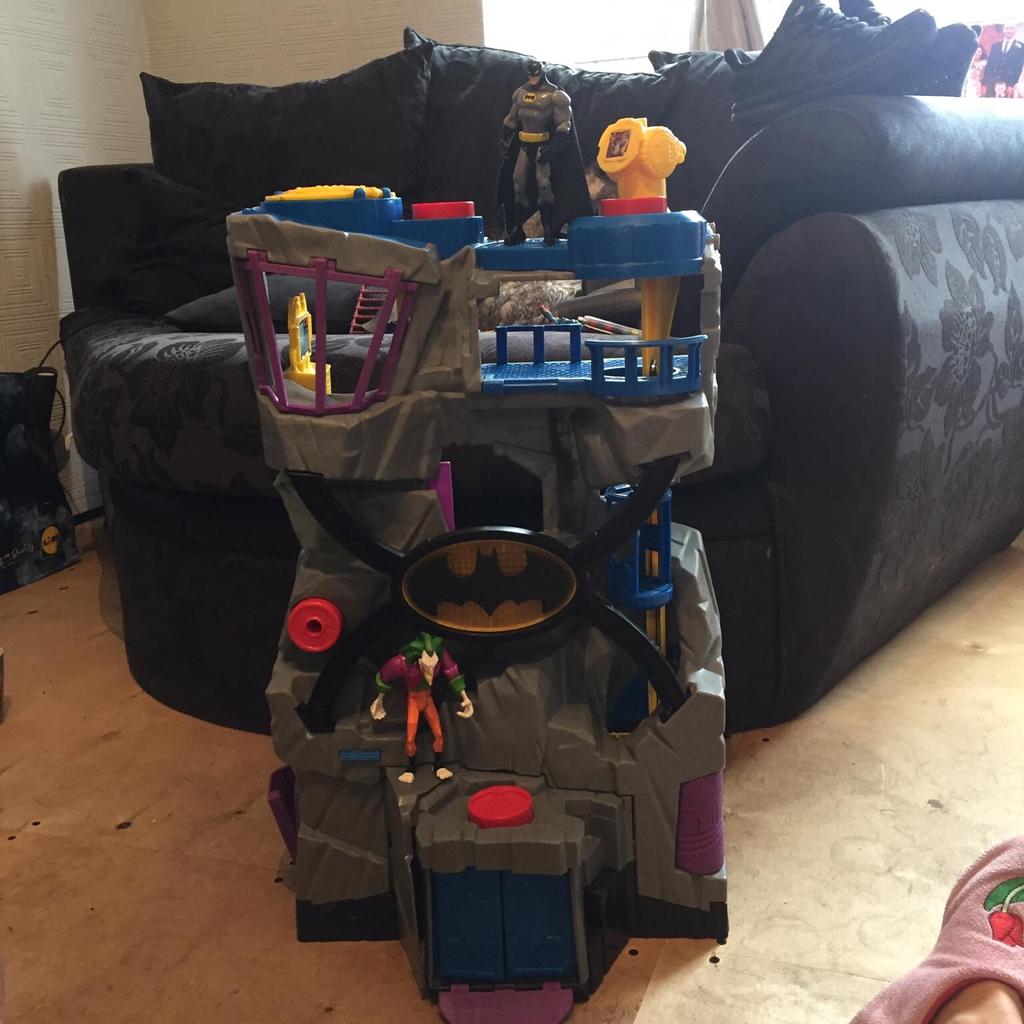Batman cave playhouse with figures in WS10 Sandwell für 5,00 £ zum ...