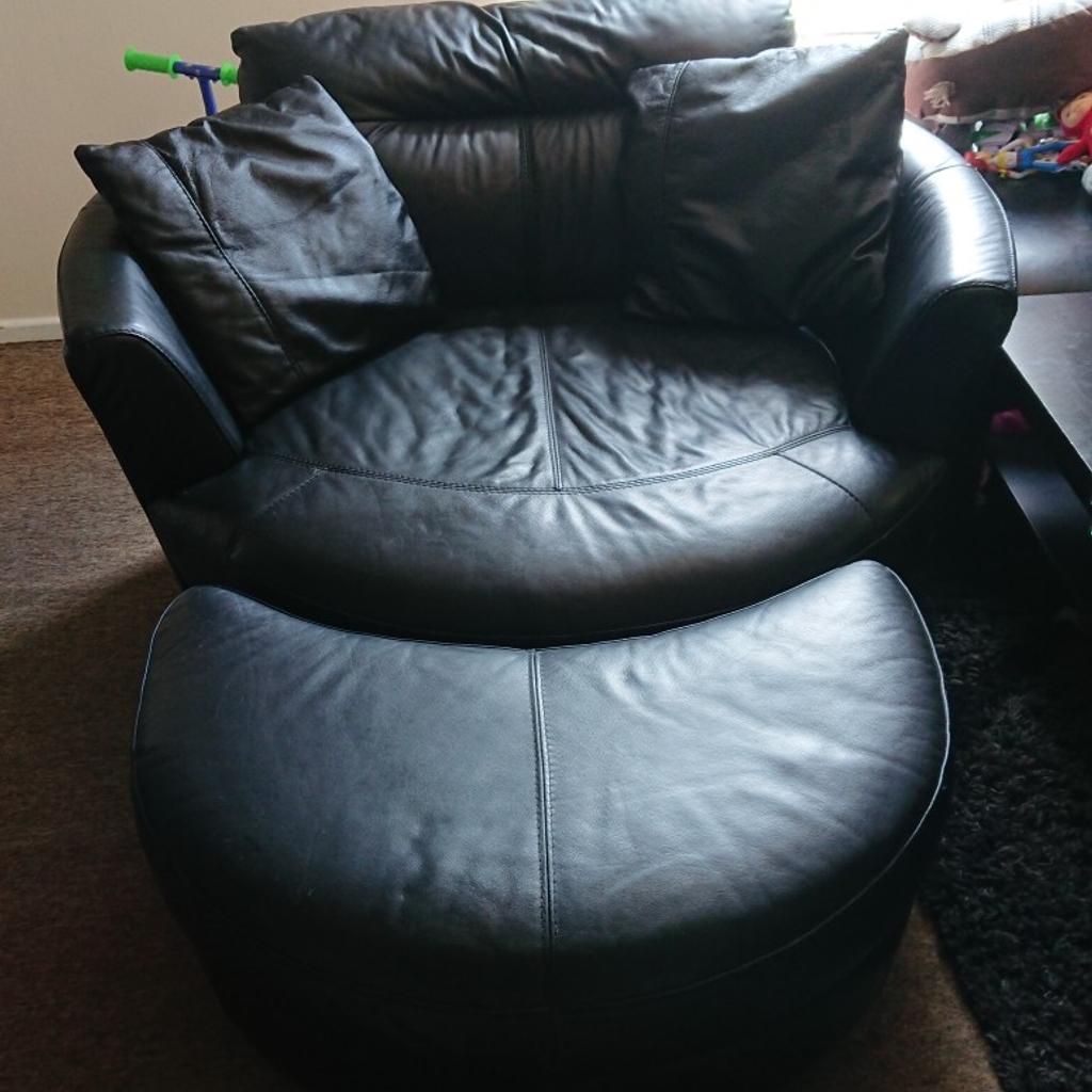 real leather round spinni sofa with footstool in RH11 Crawley für 175 ...