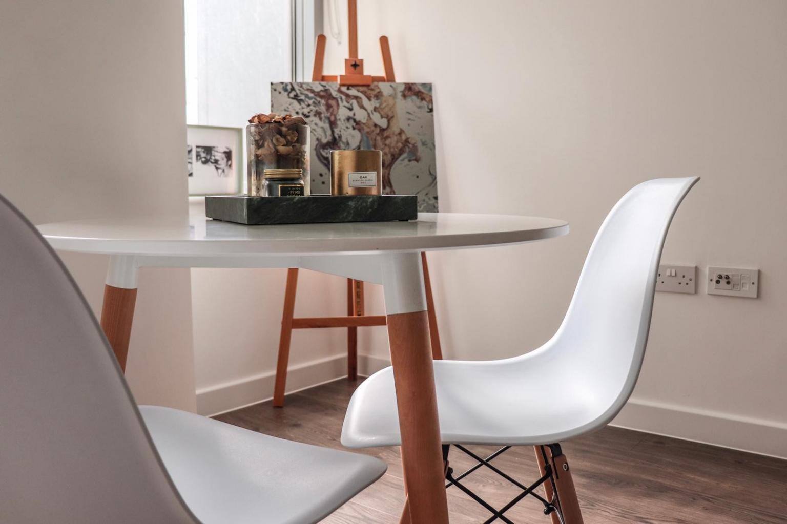 round dining table with chairs in CR0 Croydon für £ 60,00 zum Verkauf | Shpock AT