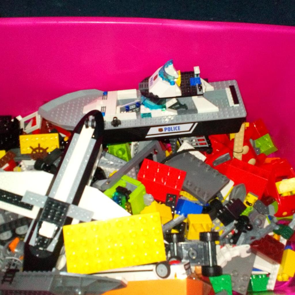 Lego selection of different Lego in KT17 Epsom and Ewell für 10,00 ...