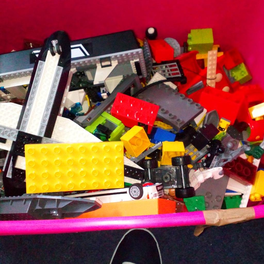 Lego selection of different Lego in KT17 Epsom and Ewell für 10,00 ...