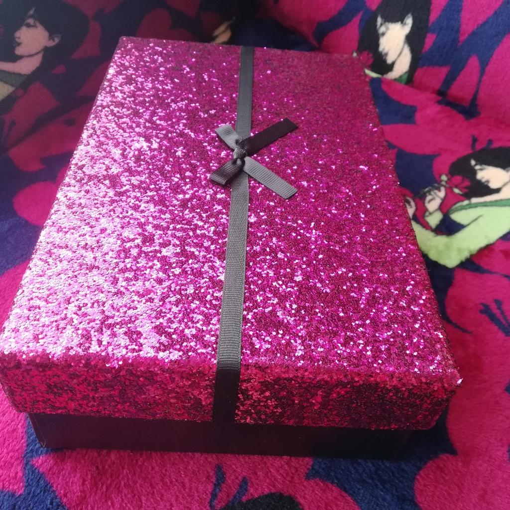 Hot Pink Glitter Gift Box in NN16 Kettering for £2.50 for sale | Shpock