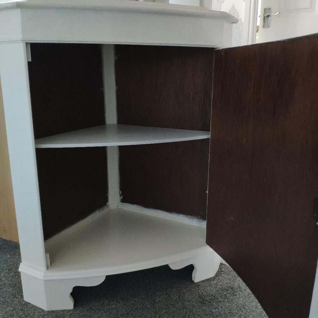 White hand painted corner unit in BL4 Bolton für £ 10,00 zum Verkauf ...